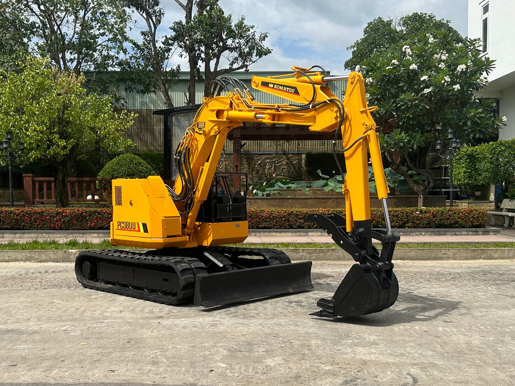 032.02 Komatsu PC38UU Mini Excavator S/N 2226 – The NGO Company